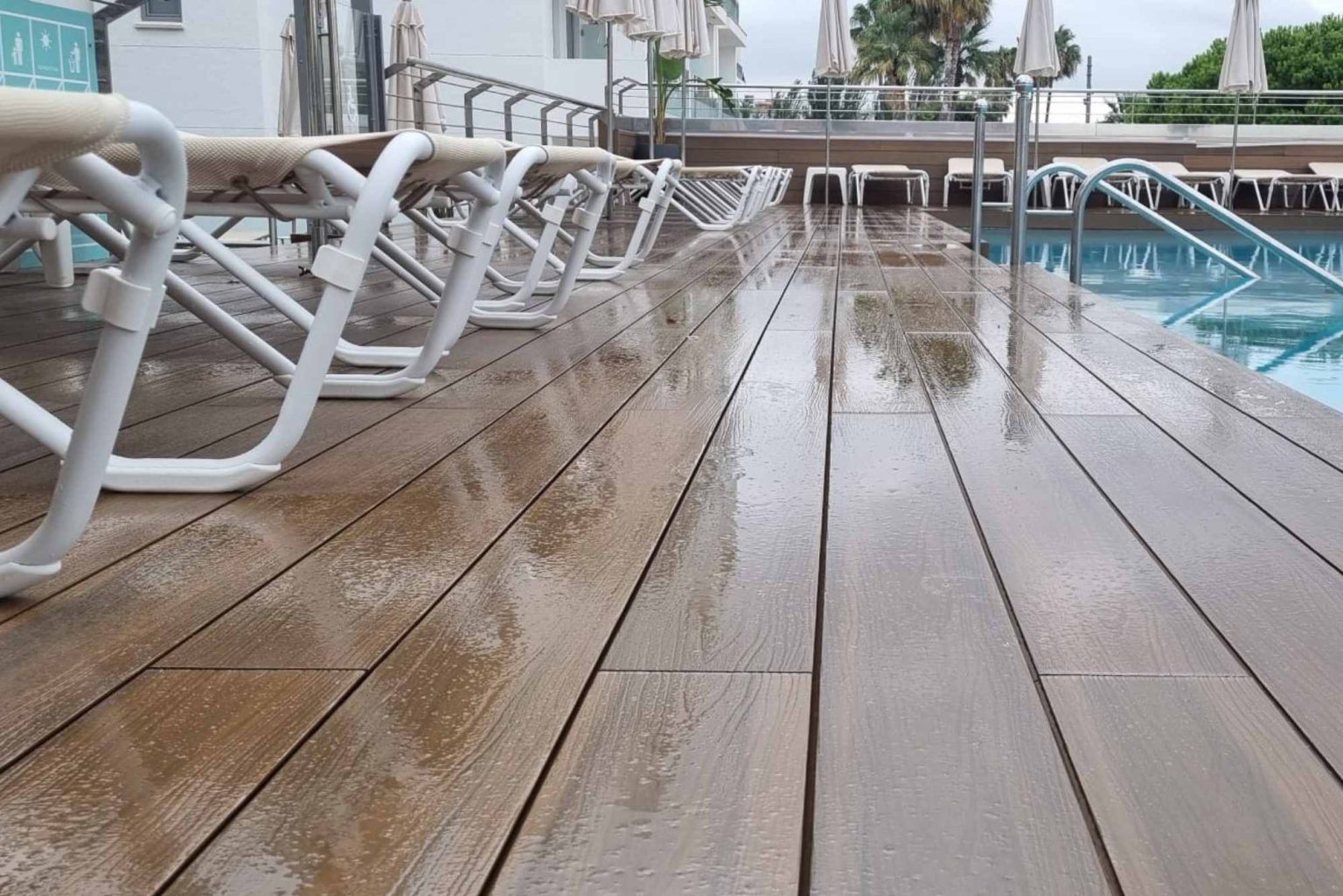 Choosing safe decking: anti-slip ratings explained | Yvyra
